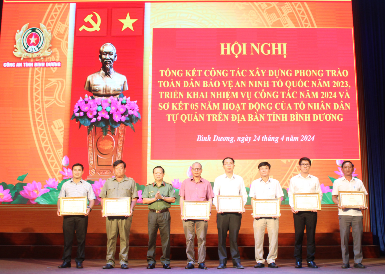 Khen thưởng nhiều tập thể, cá nhân có thành tích xuất sắc trong phong trào Toàn dân bảo vệ an ...